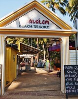 A entrada do Dalólem Beach Resort, com um letreiro que lista comodidades como camarões, cavala e picles.