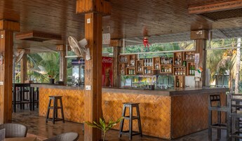 Pequenos-almoços, almoços, jantares servidos, com vista para a praia