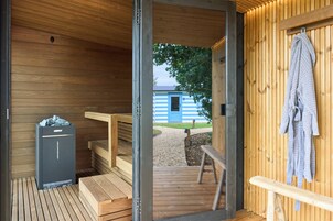 Área de tratamento externa, sauna seca, banheira de hidromassagem