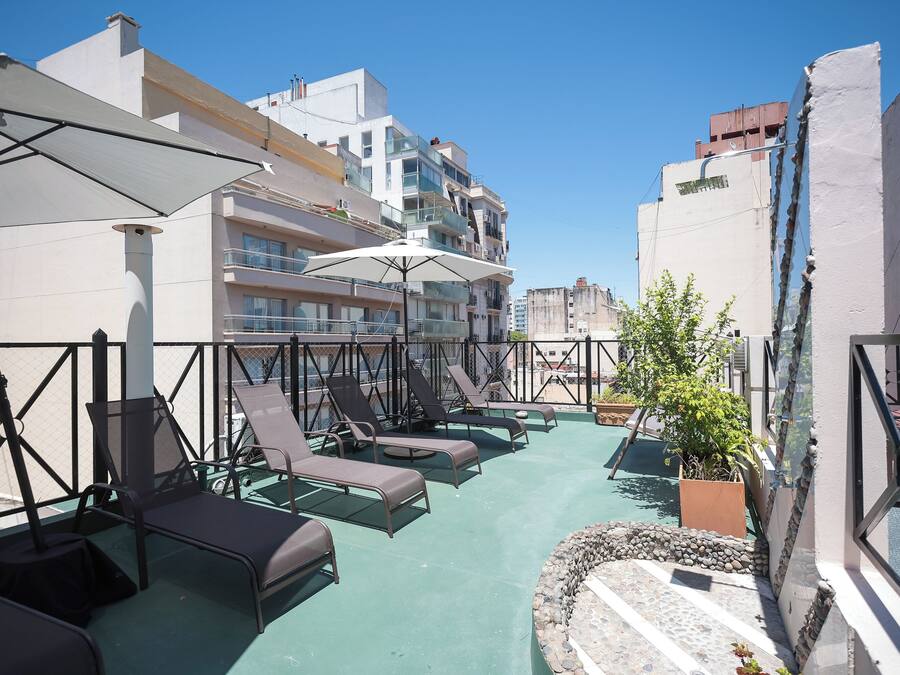 Terraço com espreguiçadeiras