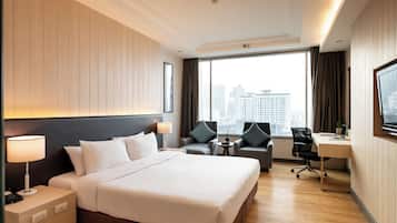 Roupa hipoalergénica, minibar, cofre no quarto, secretária