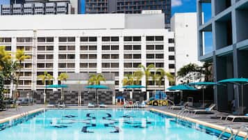 Piscina exterior, toldos gratuitos, guarda-sóis