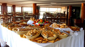 Café da manhã com buffet grátis todos os dias