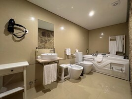 Quarto casal ou duplo, vista para a piscina | Banheiro | Produtos de toalete grátis, secador de cabelo, bidê, toalhas de banho