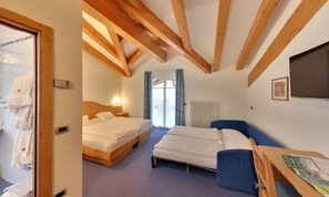 Quarto Quádruplo Comfort, varanda | Edredões de penas, minibar, cofre no quarto, secretária 