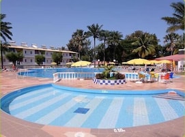 Piscina exterior sazonal, guarda-sóis, espreguiçadeiras