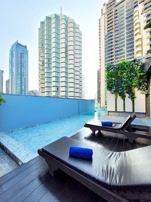 Piscina exterior, guarda-sóis, espreguiçadeiras 