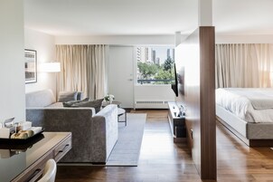 Suite-Estúdio, kitchenette, Vista para a cidade | Roupa de alta qualidade, minibar, cofre no quarto, secretária 