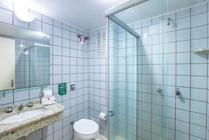 Quarto duplo standard, 2 camas de solteiro | Banheiro | Chuveiro, secador de cabelo, toalhas de banho, sabonete