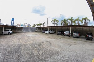 Estacionamento sem manobrista (sujeito a cobrança): BRL 30 por dia