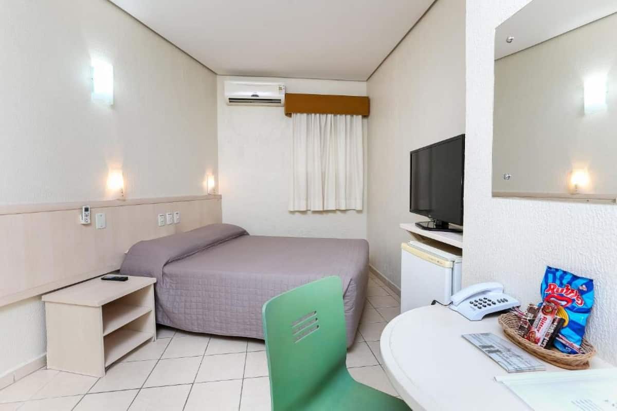 Minibar, cofre no quarto, secretária, cortinas/cortinados opacos
