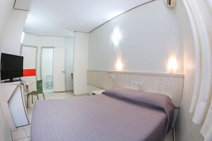 Frigobar, cofres nos quartos, escrivaninha, cortinas blackout