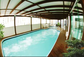 Piscina interior, piscina exterior 