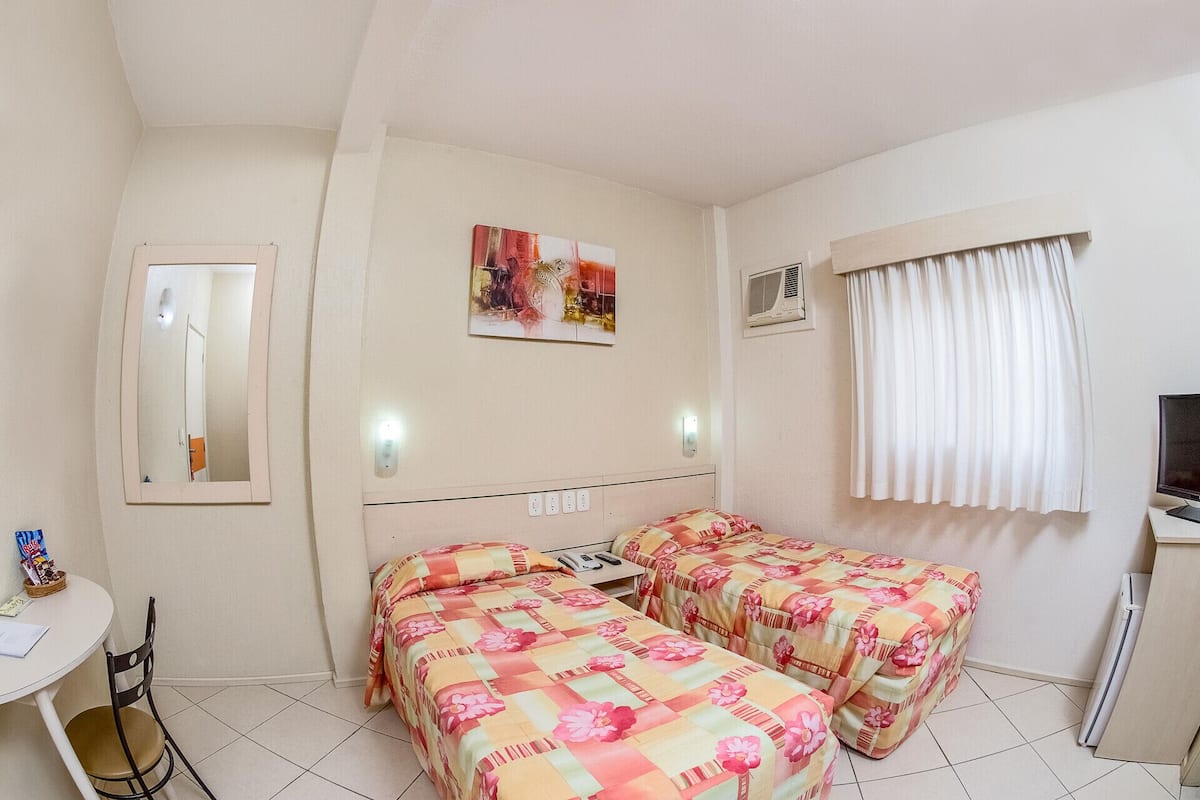 Minibar, cofre no quarto, secretária, cortinas/cortinados opacos