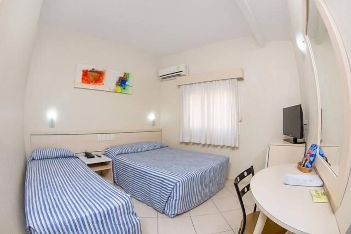 Minibar, cofre no quarto, secretária, cortinas/cortinados opacos