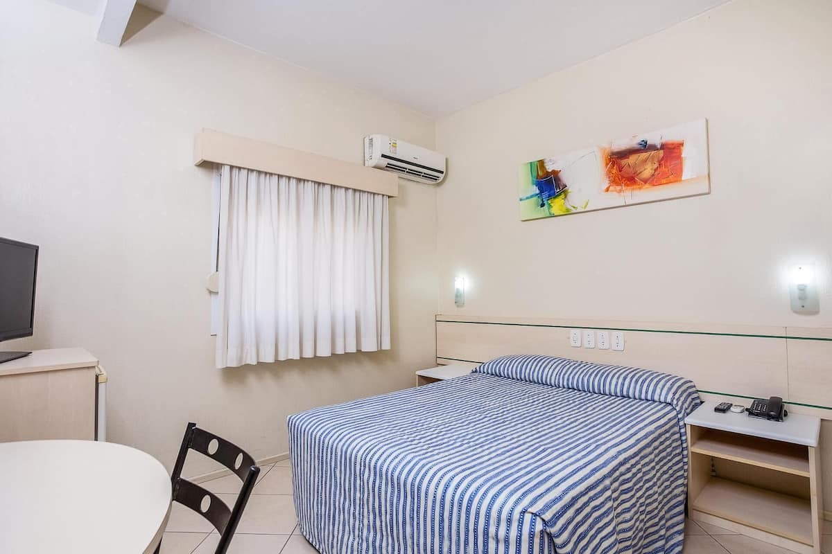 Minibar, cofre no quarto, secretária, cortinas/cortinados opacos