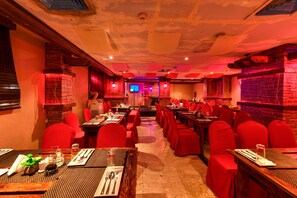 2 restaurantes, pequenos-almoços servidos