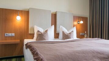 Roupa hipoalergénica, cofre no quarto, secretária 