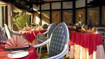 2 restaurantes, pequenos-almoços servidos, cozinha regional