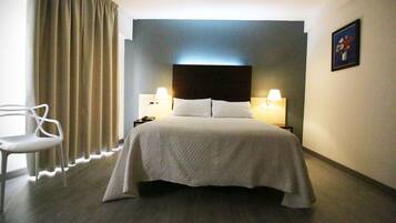 Suíte, 1 cama Queen | Roupas de cama premium, escrivaninha, Wi-Fi de cortesia, roupa de cama