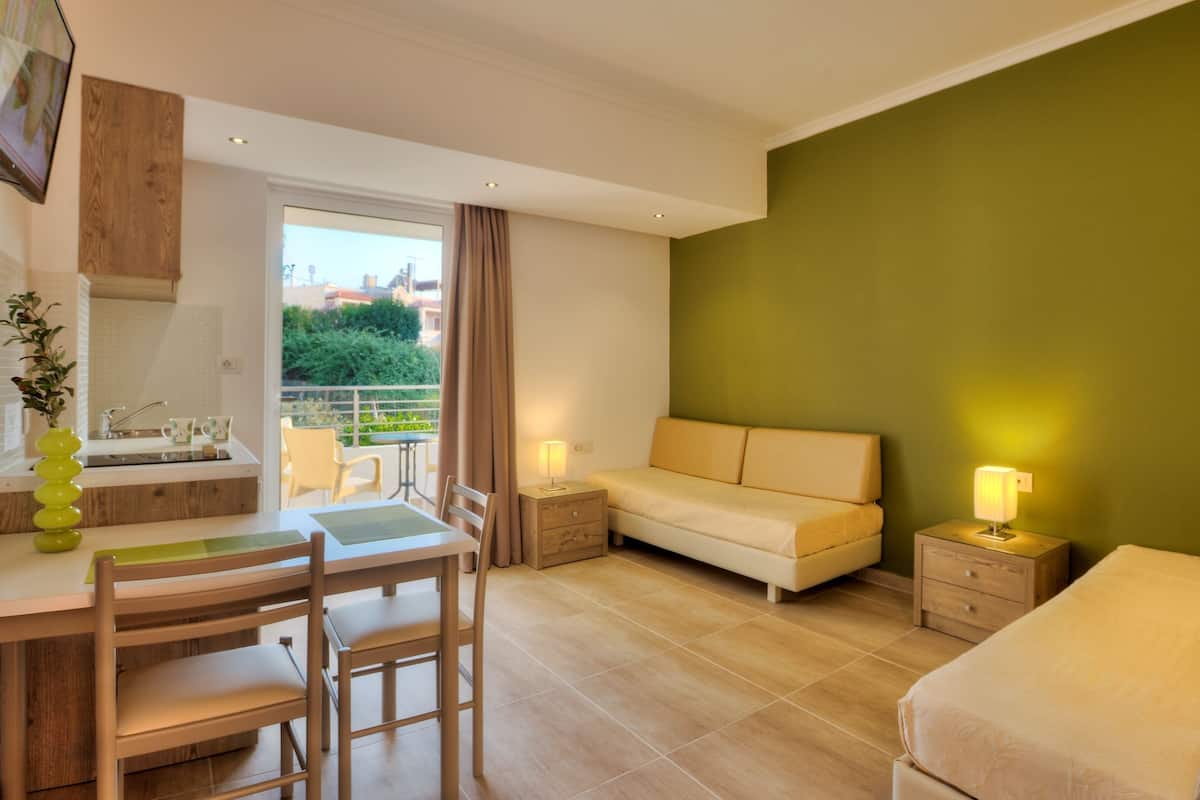 Quarto de hotel moderno com varanda, área de refeições e uma cama.