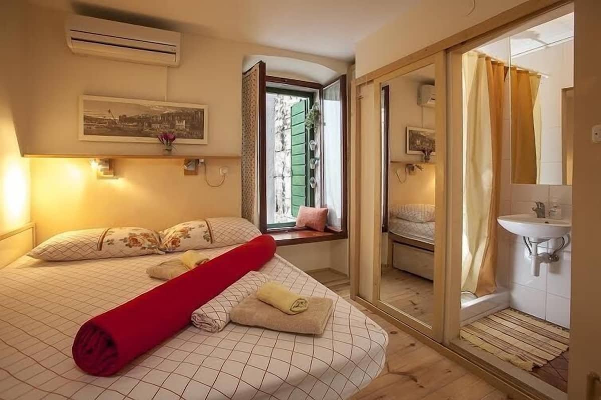Quarto Clássico com Cama de Casal, Vista para a cidade | Berços/camas para crianças grátis, Wi-fi grátis 