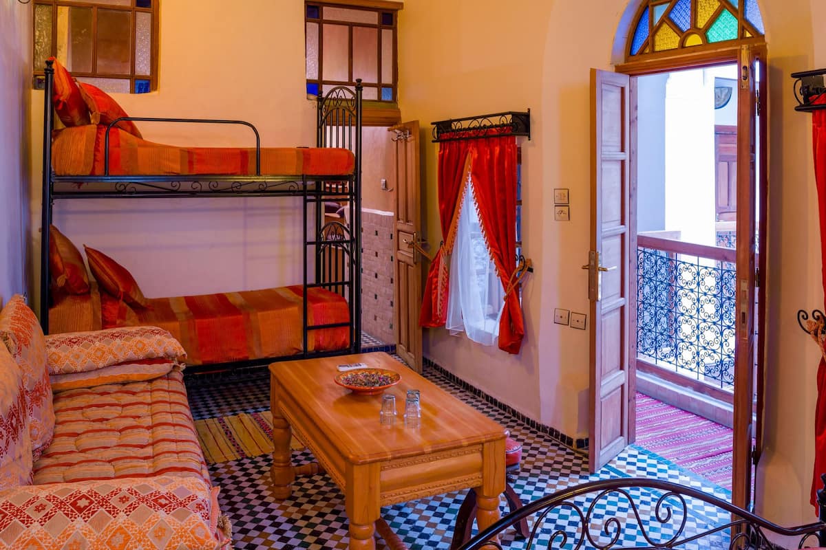Quarto quádruplo família | Roupas de cama premium, cofres nos quartos, berços grátis