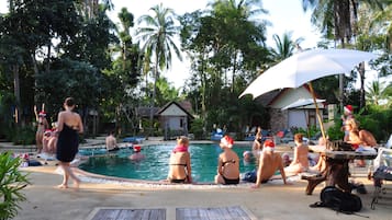 Piscina externa, guarda-sóis, espreguiçadeiras