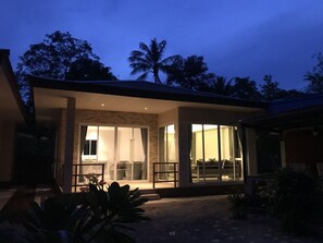 Vila superior, 1 quarto, vista para o jardim | Roupas de cama premium, camas Select Comfort, cofres nos quartos