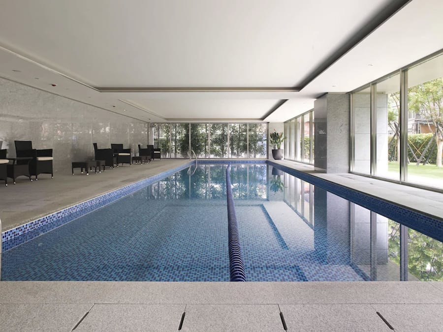 Piscina interior, nadadores-salvadores no local