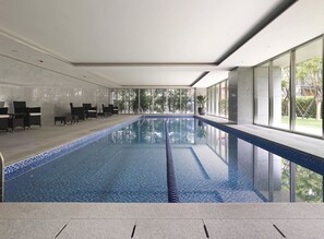 Piscina interior, nadadores-salvadores no local 