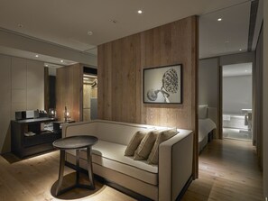 Televisor LED, leitor de DVD, matraquilhos, livros 