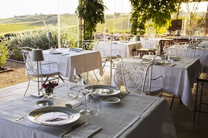 Café da manhã, almoço e jantar; culinária local, vistas para o jardim 