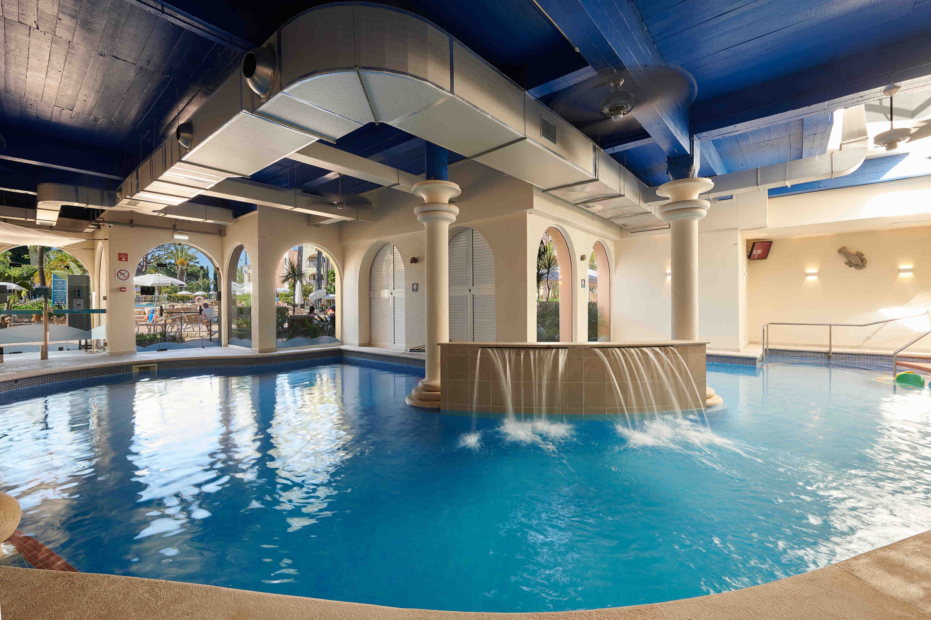 Piscina interna, piscina externa, guarda-sóis, espreguiçadeiras