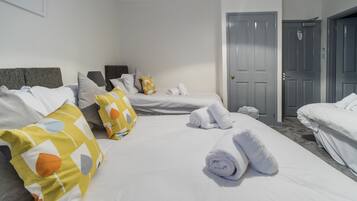 Quarto Clássico com Cama de Casal, banheira | Com decoração personalizada, com mobília individualizada