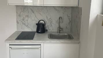 Geladeira, cooktop, chaleira elétrica