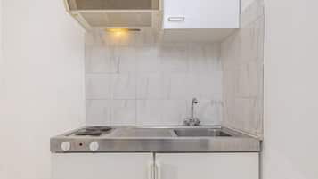 Estúdio Económico (for 2) | Cozinha privada | Um frigorífico, uma placa de cozinha, uma chaleira elétrica