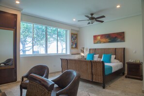 Suíte, 1 cama King | Roupas de cama premium, frigobar, cofres nos quartos