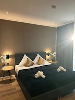 Quarto casal, banheiro privativo | Roupas de cama antialérgicas, escrivaninha, cortinas blackout