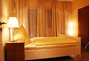 Roupa hipoalergénica, secretária, cortinas/cortinados opacos 