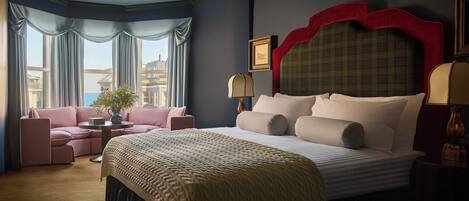 Quarto luxo, 1 cama King | Roupas de cama premium, frigobar, cofres nos quartos, escrivaninha