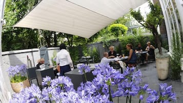 2 restaurantes, café da manhã, culinária internacional