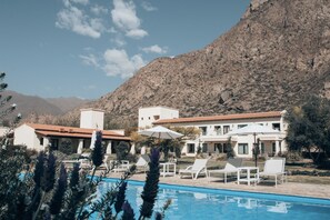 Piscina externa, guarda-sóis, espreguiçadeiras
