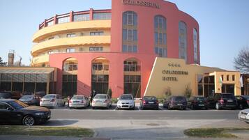 Um hotel com fachada curva marcante e vários níveis.