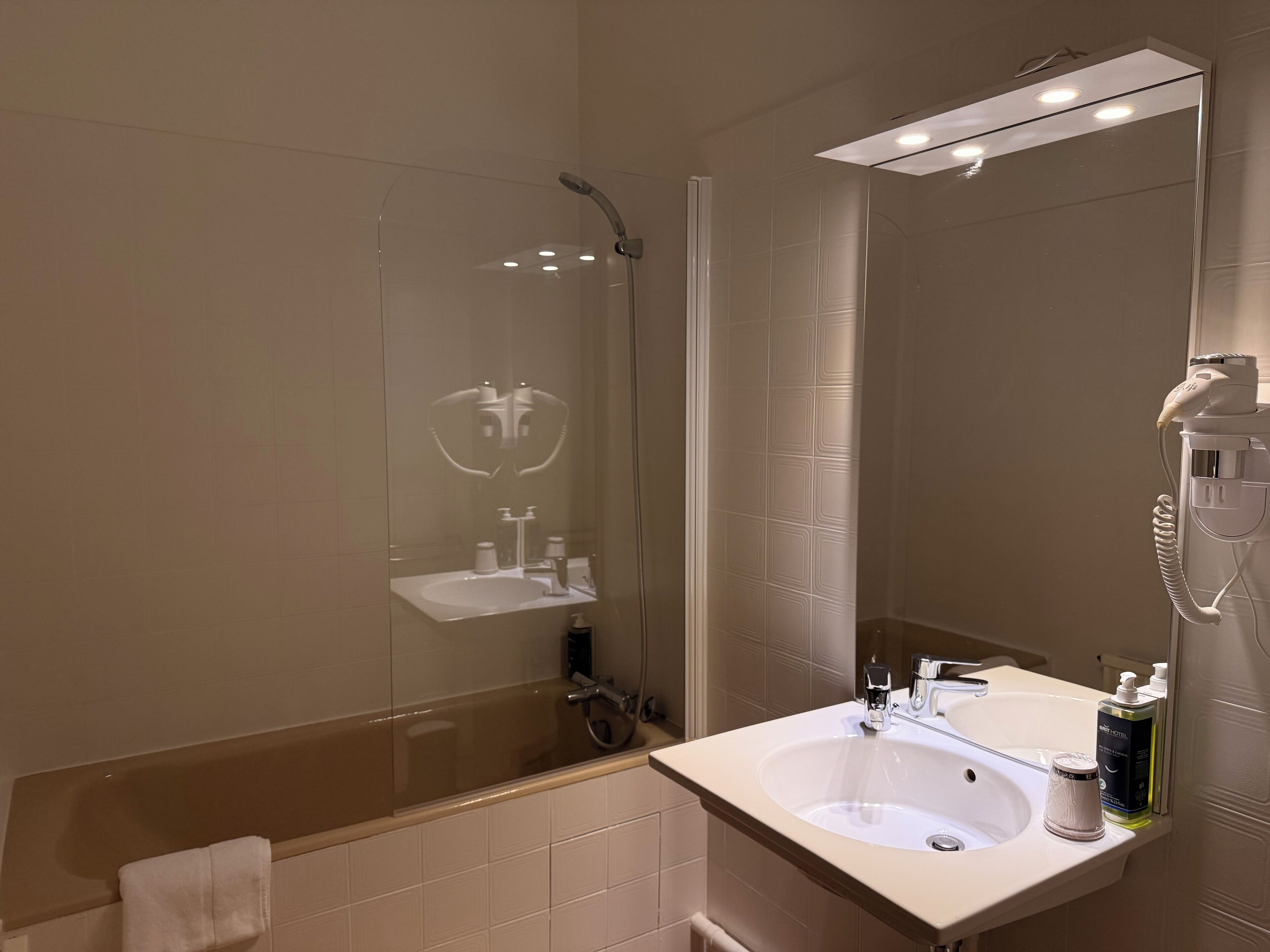 Quarto Clássico com Cama de Casal, 1 cama queen-size | Casa de banho | Um polibã, artigos de higiene pessoal grátis, um secador de cabelo 