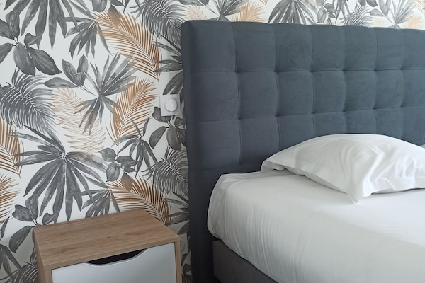 Quarto casal superior | Escrivaninha, ferros/tábuas de passar roupa, roupa de cama