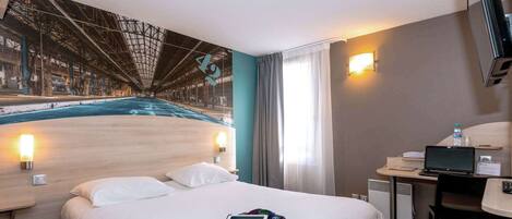 Quarto Familiar, casa de banho anexa | Secretária, camas desdobráveis, Wi-fi grátis, roupa de cama fornecida