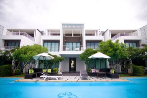 Piscina exterior, guarda-sóis, espreguiçadeiras 
