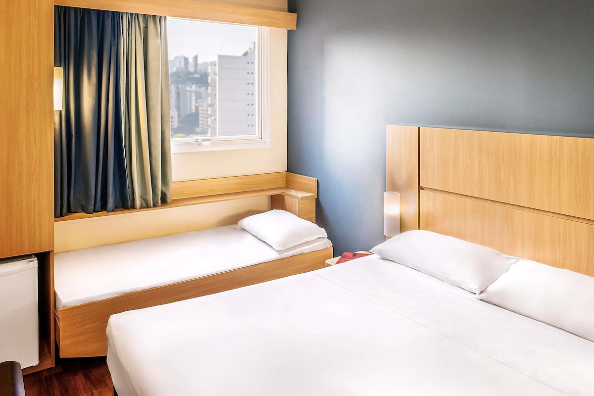 Quarto standard, 1 cama de casal | Frigobar, cofres nos quartos, escrivaninha, cortinas blackout
