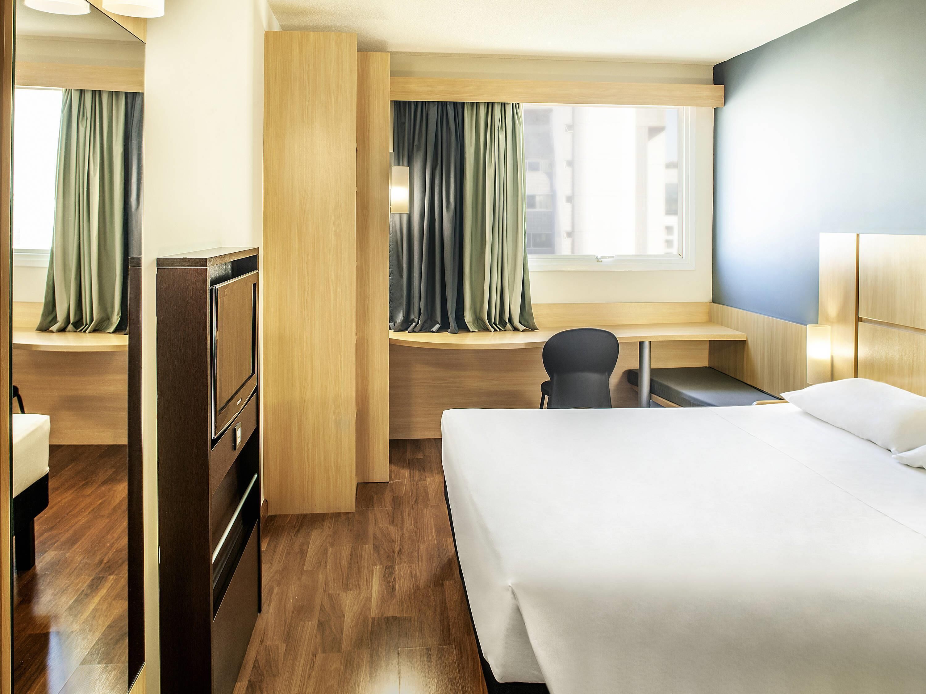 Quarto standard, 1 cama de casal | Frigobar, cofres nos quartos, escrivaninha, cortinas blackout